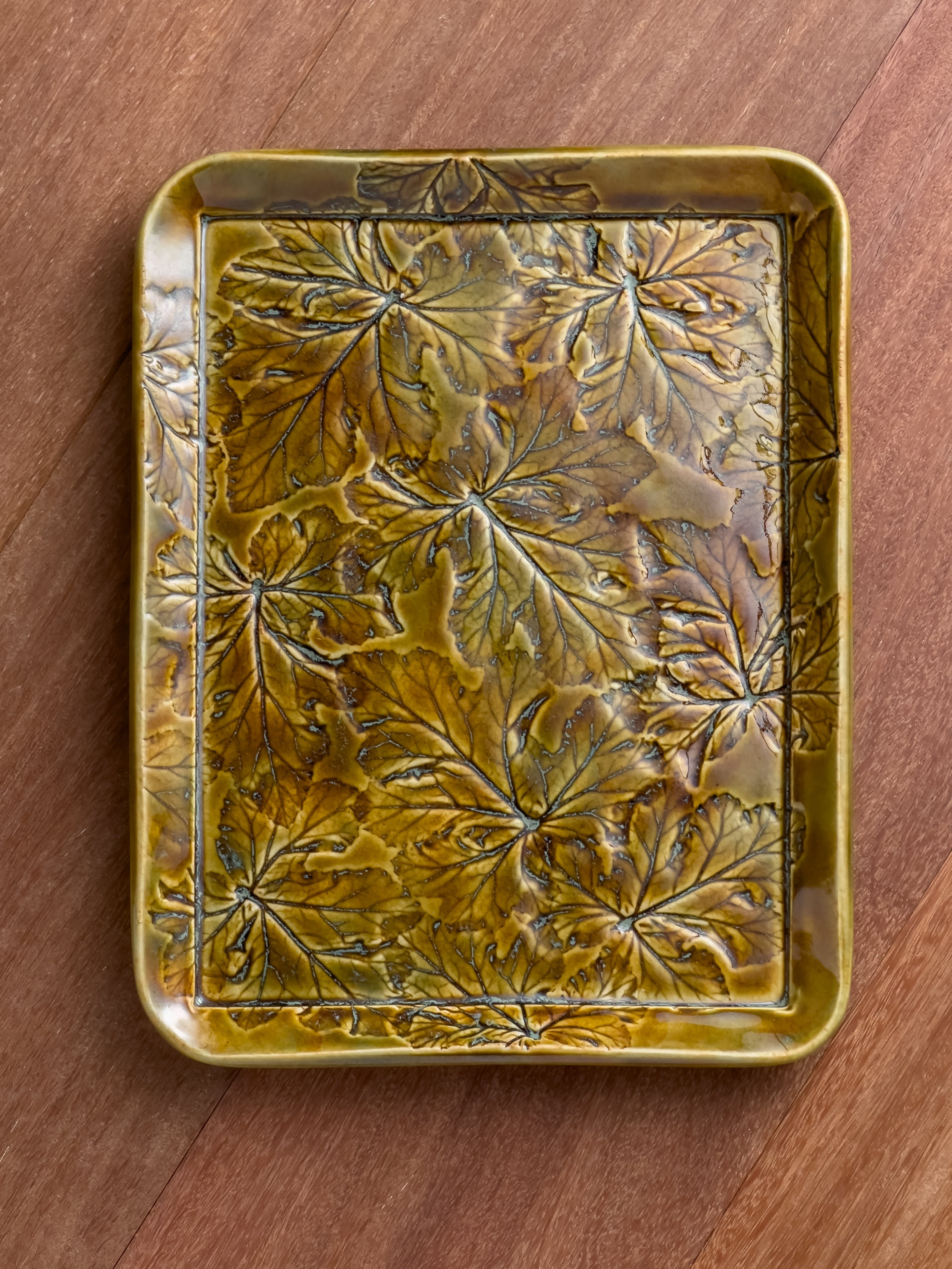 Leaf Motif Medium Platter 10" Autumn – Pebble Ceramics
