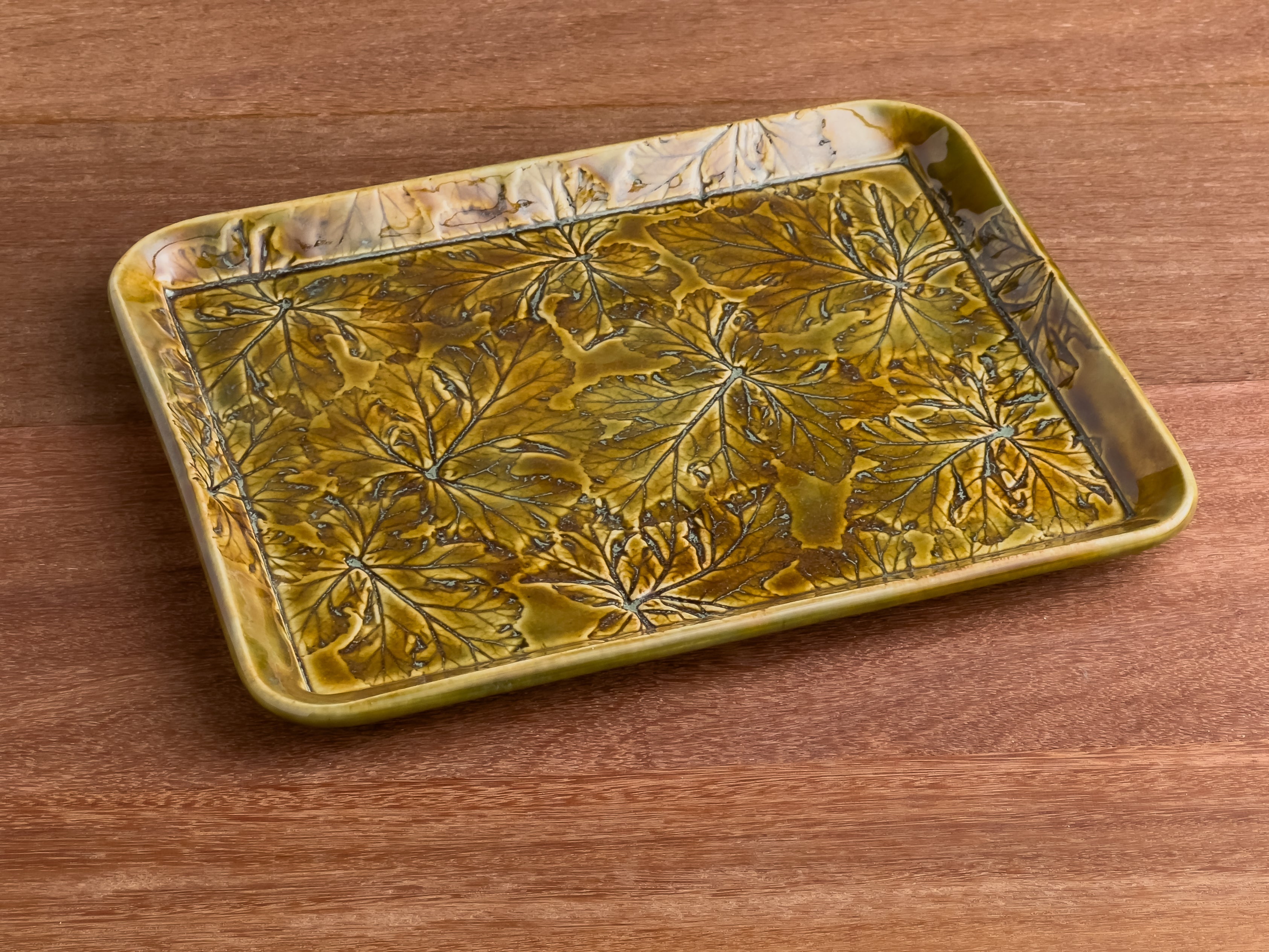 Leaf Motif Medium Platter 10" Autumn – Pebble Ceramics