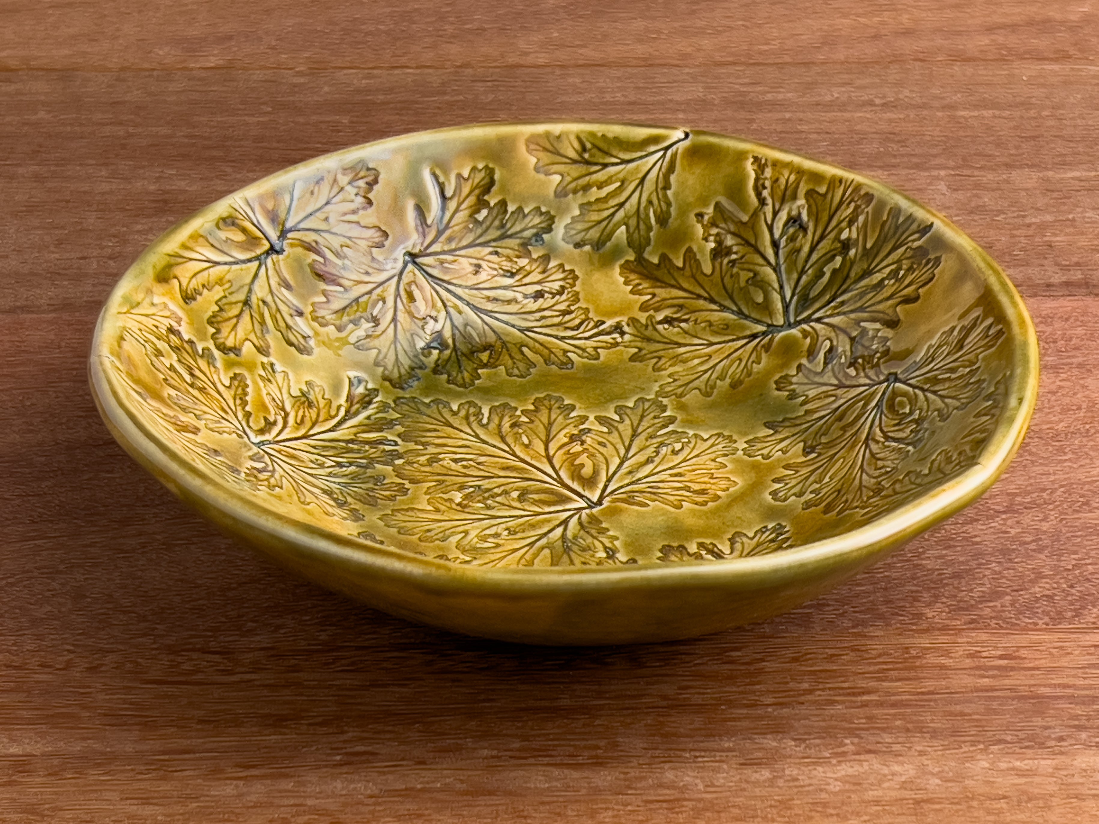 Leaf Motif Medium Bowl 7.5" Autumn – Pebble Ceramics