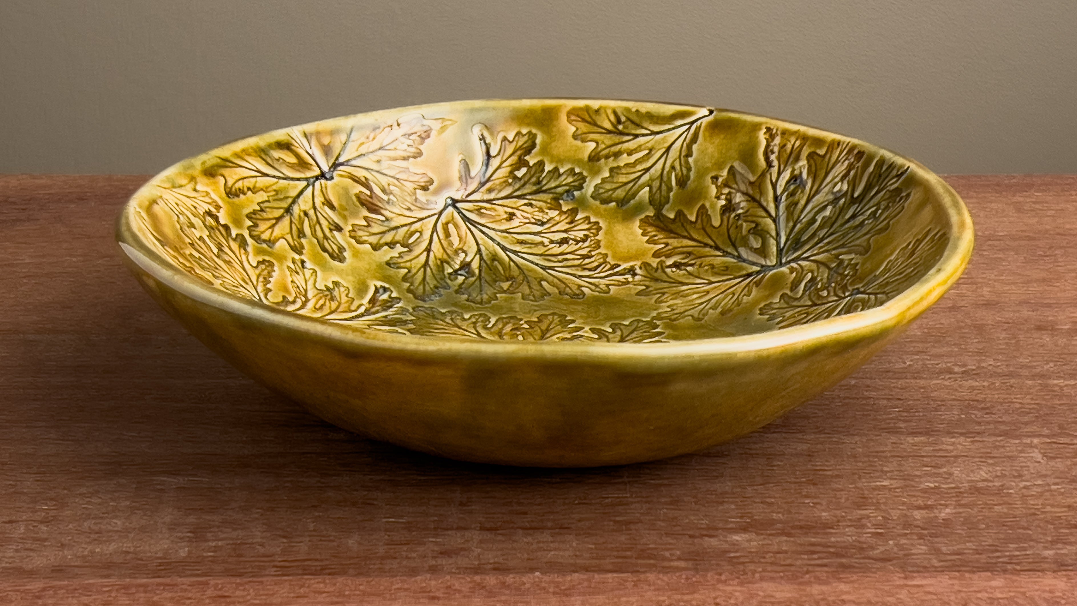 Leaf Motif Medium Bowl 7.5" Autumn – Pebble Ceramics